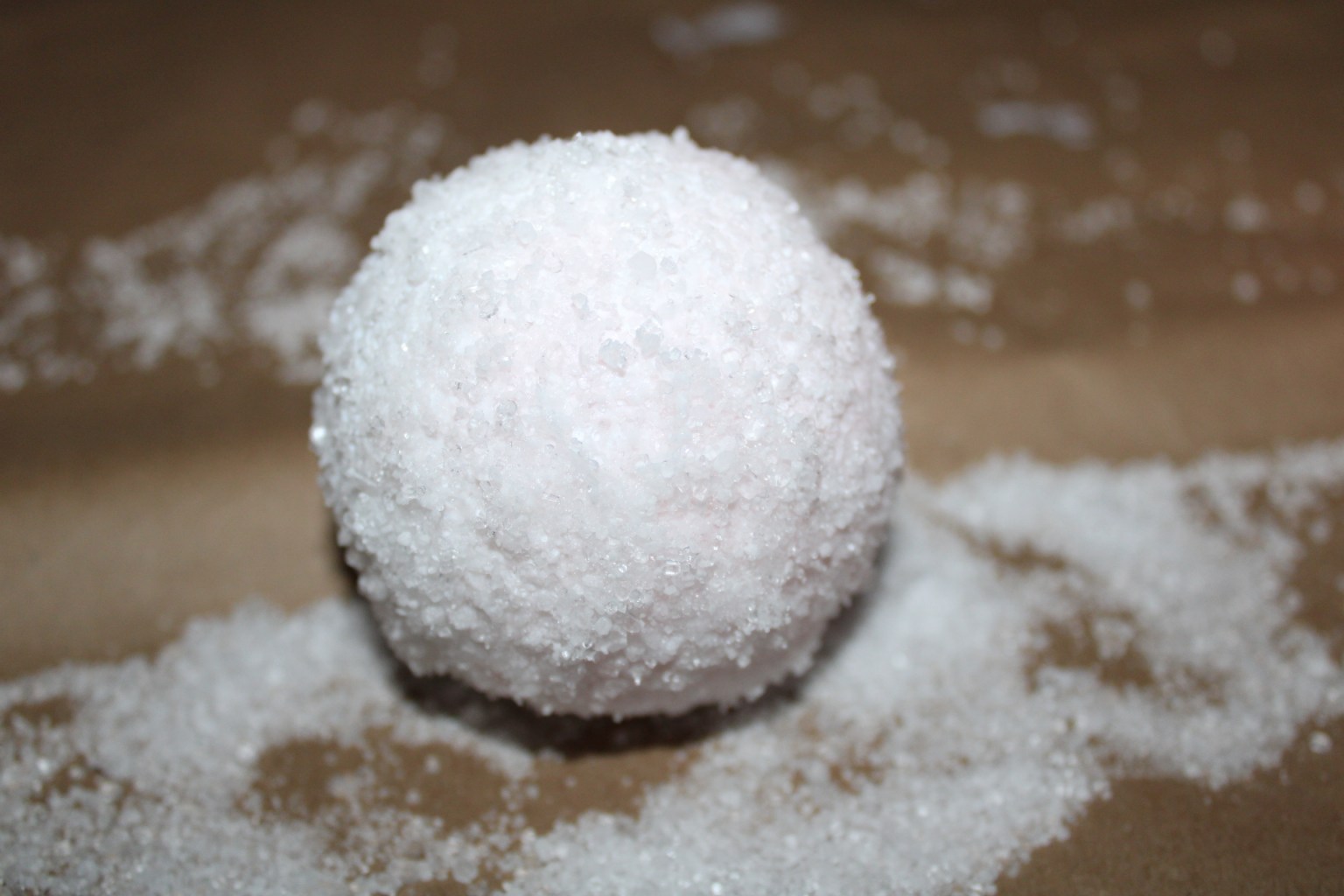 DIY Snowball Centerpiece: Lighted for Winter! - Life as a LEO Wife