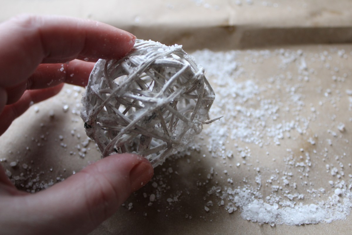 DIY Snowball Centerpiece: Lighted for Winter! - Life as a LEO Wife