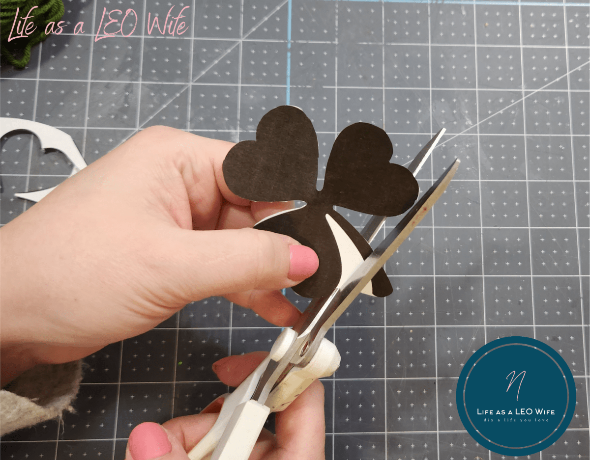 Shamrock Garland for St. Patrick's Day - Life as a LEO Wife