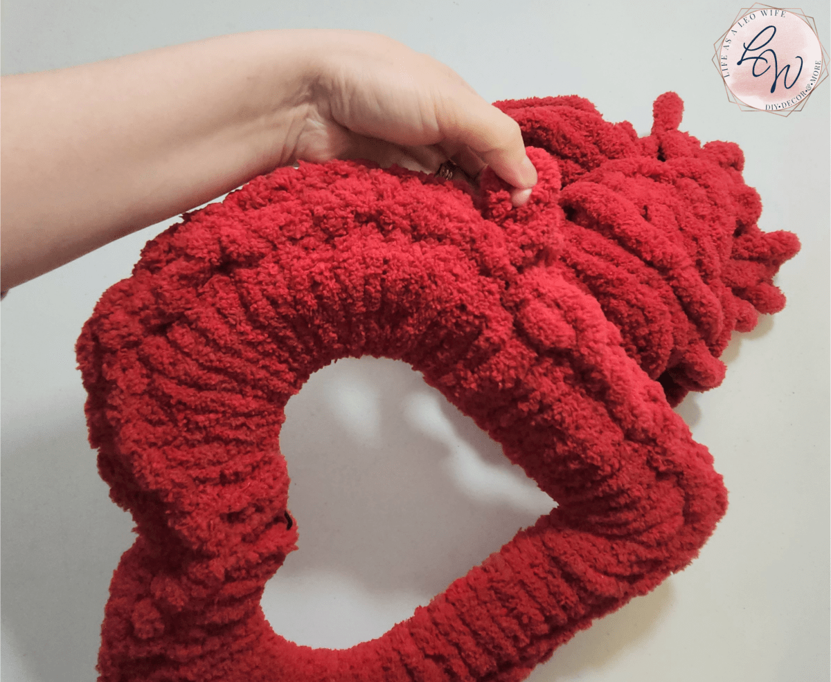 Easy Chunky Yarn Heart Wreath for Valentine's Day: No Crochet Skills ...