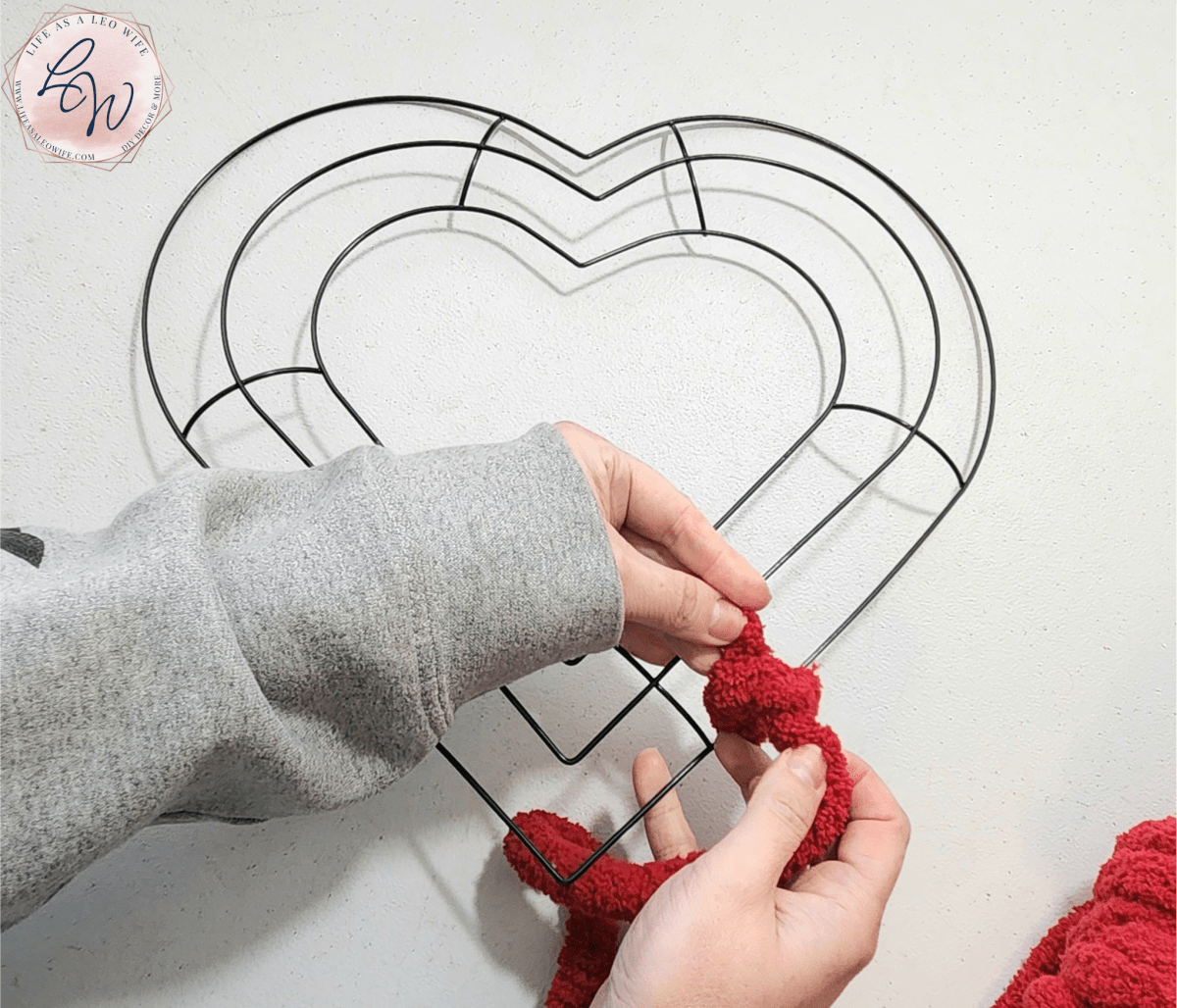 Easy Chunky Yarn Heart Wreath for Valentine's Day: No Crochet Skills ...