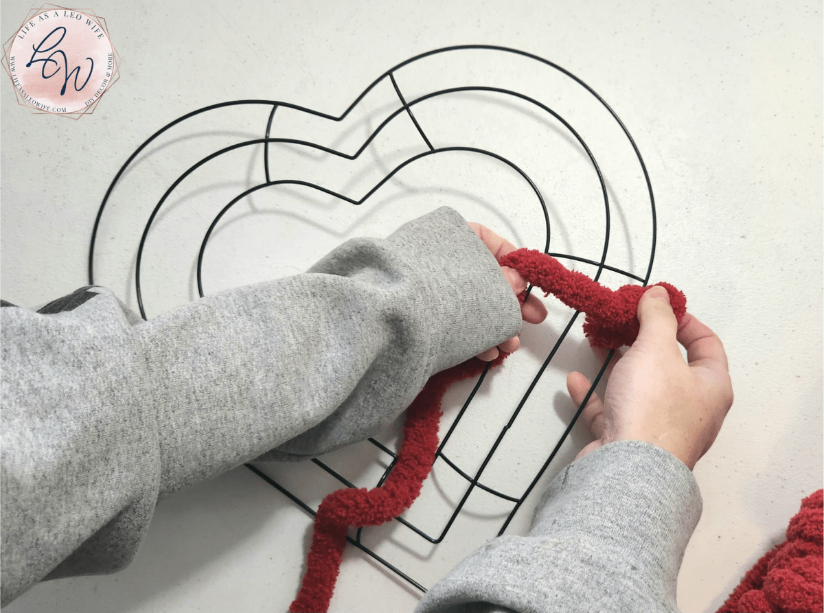 Easy Chunky Yarn Heart Wreath for Valentine's Day: No Crochet Skills ...